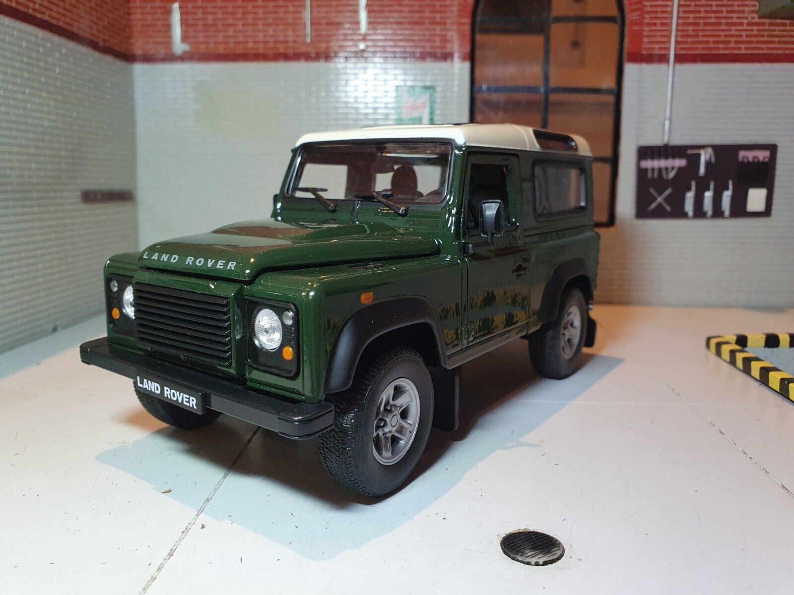 Land Rover Defender TDCi 90 22498 Welly 1:24 – Emberton Imperial