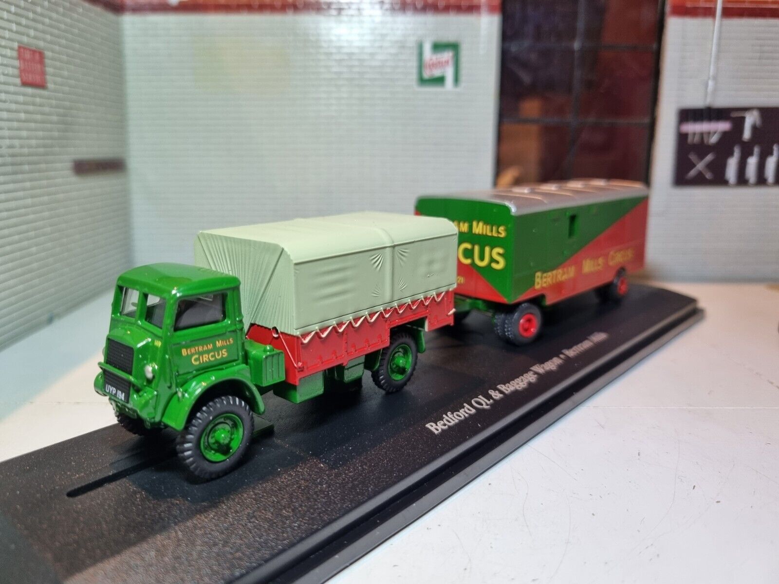 Bedford QL Bertram Mills Circus Baggage Wagon 4654109 Atlas 1:72 ...