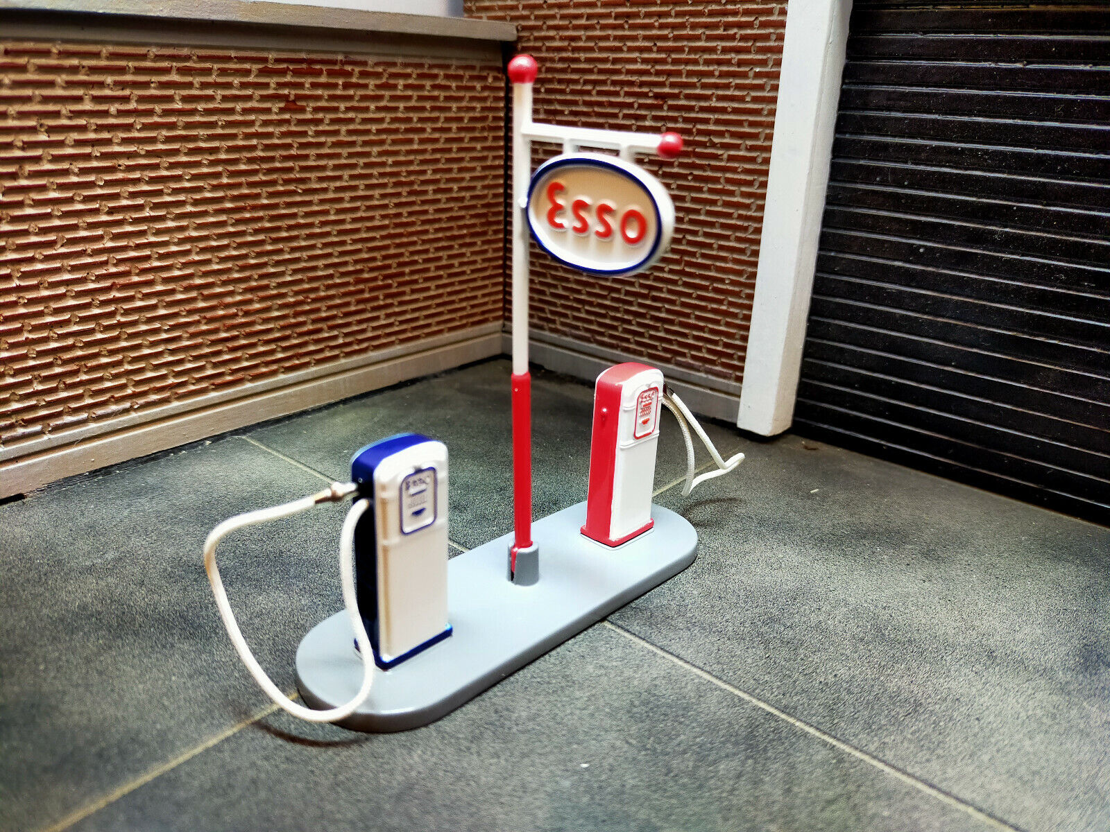 Esso Fuel Pumps Dinky #49D – Emberton Imperial