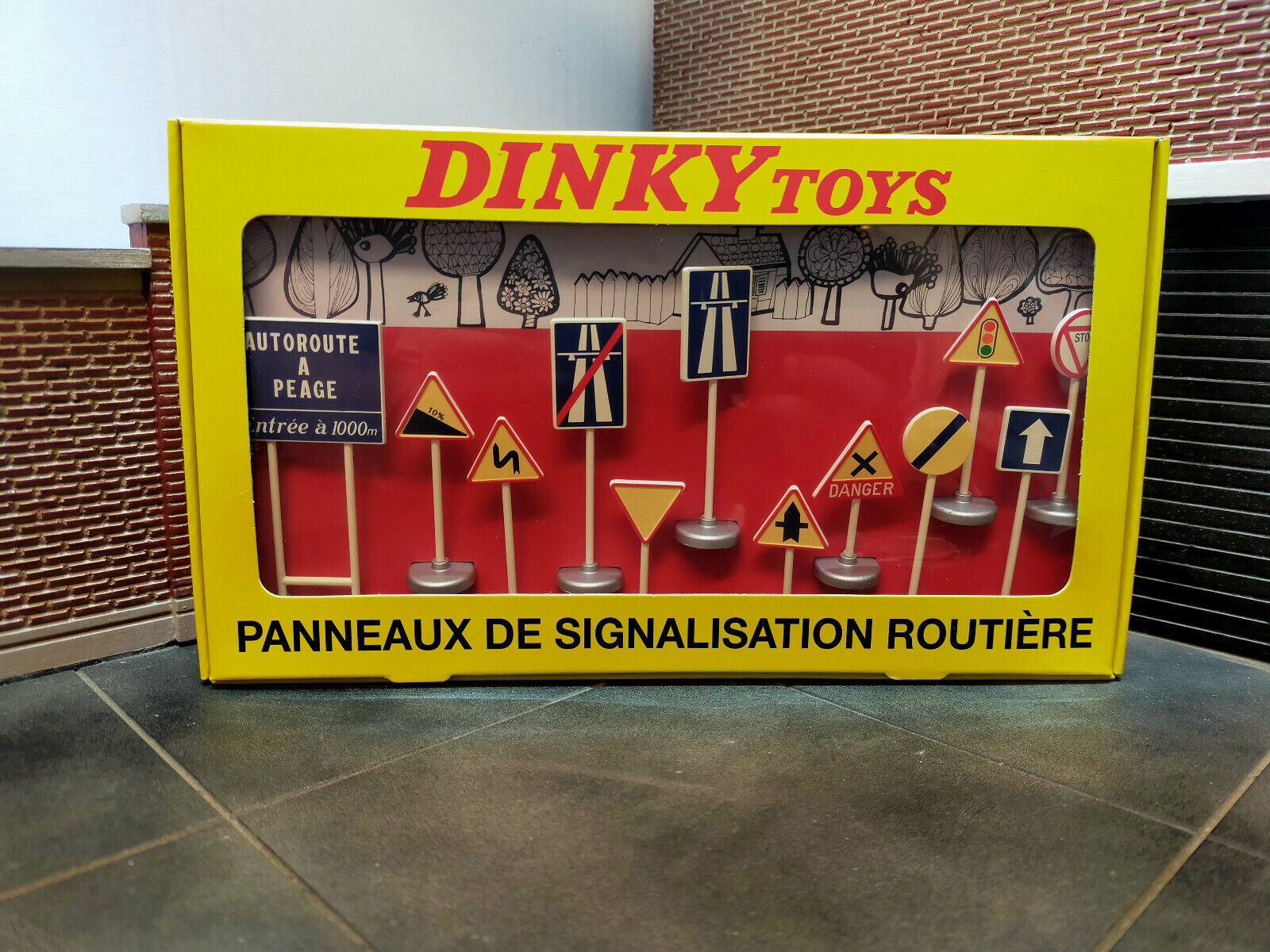 Road Signs Dinky #593 – Emberton Imperial