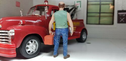 Workman Mechanic & Toolbox Figure Garage Workshop Diorama 1:24 Scale ...