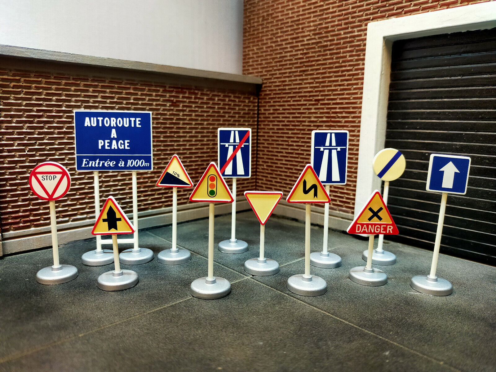 Road Signs Dinky #593 – Emberton Imperial