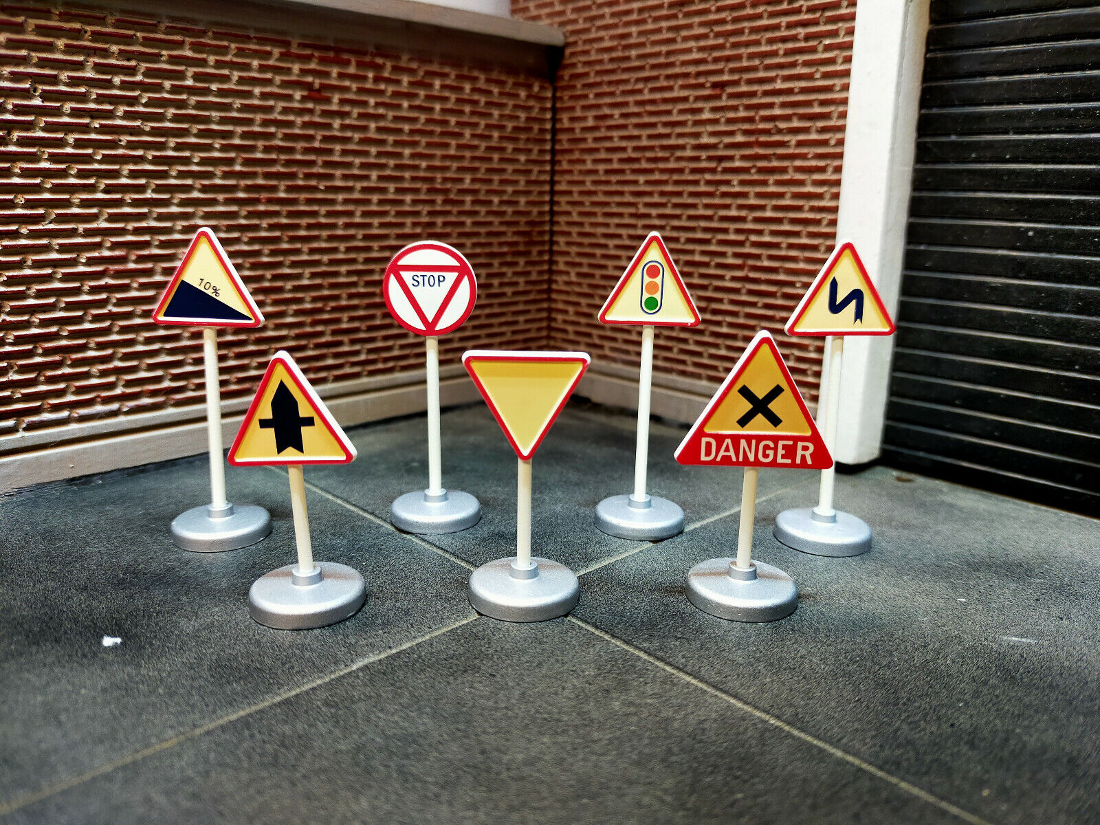 Road Signs Dinky #593 – Emberton Imperial